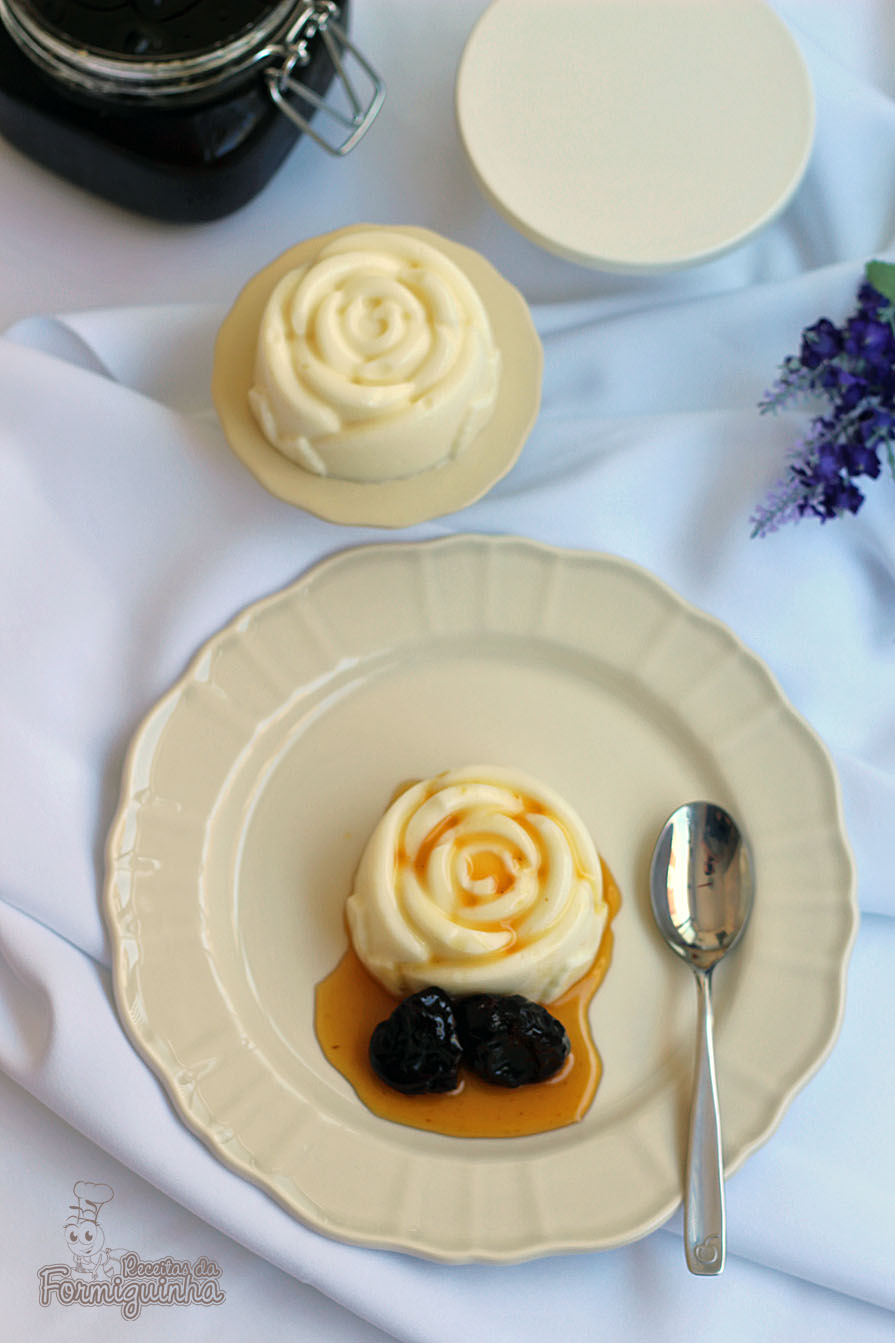 Mini Manjar de Coco com Calda de Ameixa – Receitas da Formiguinha